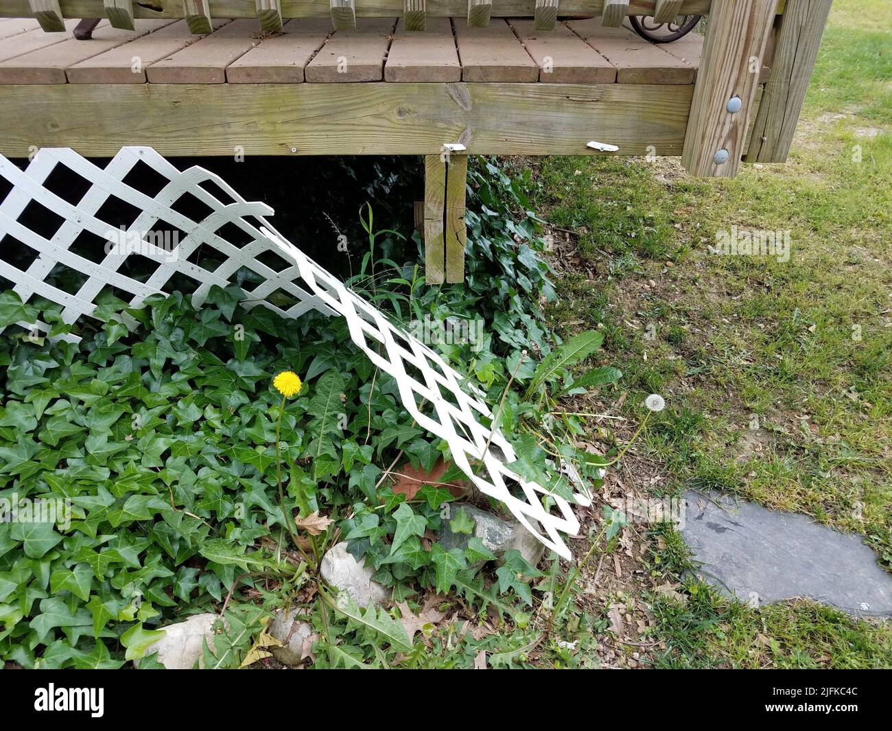 Broken wooden fence hi-res stock photography and images - Alamy