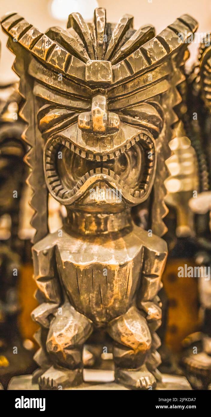 Hawaii tiki statue hi-res stock photography and images - Alamy