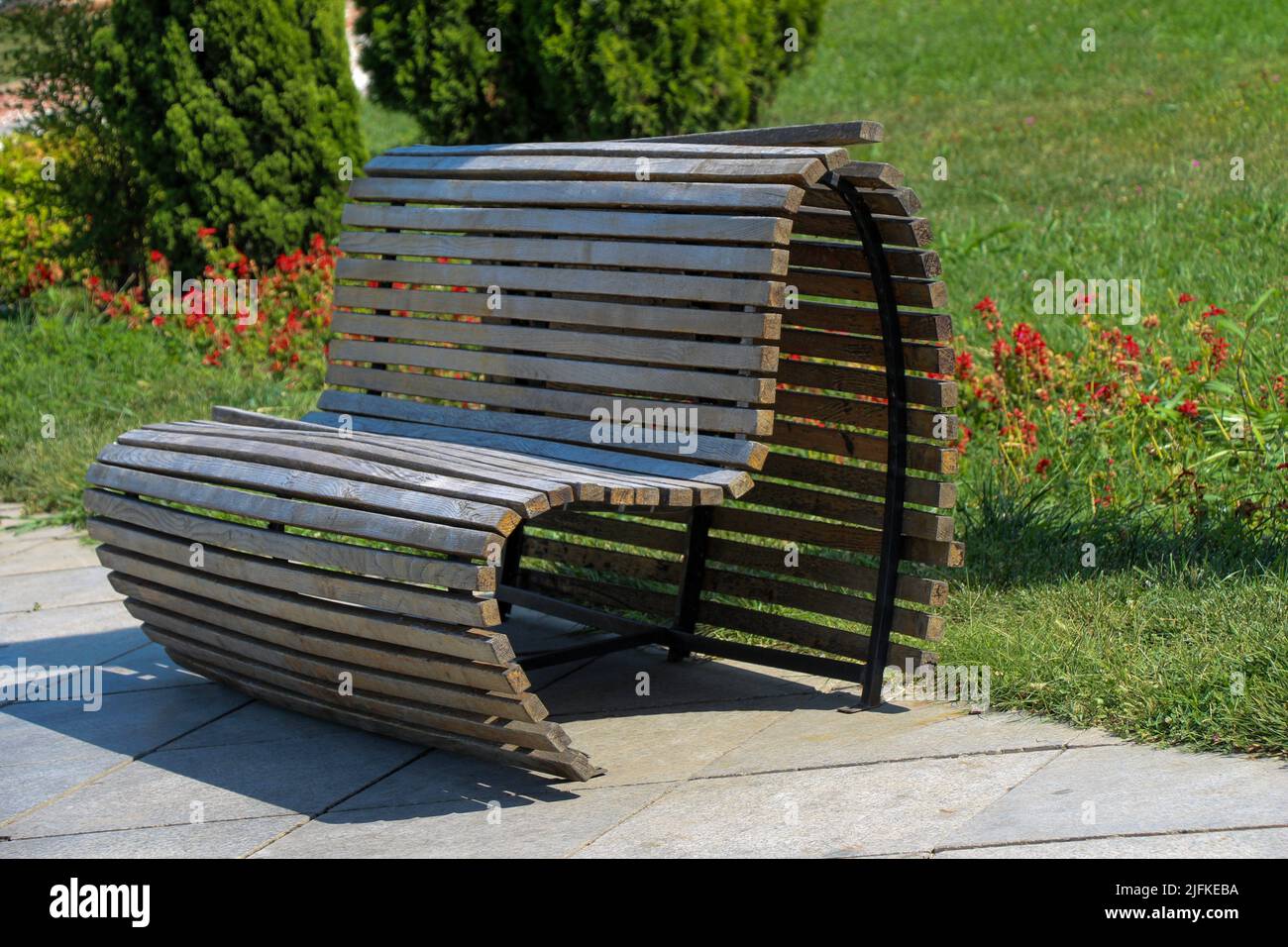 Wooden park bench hi-res stock photography and images - Alamy