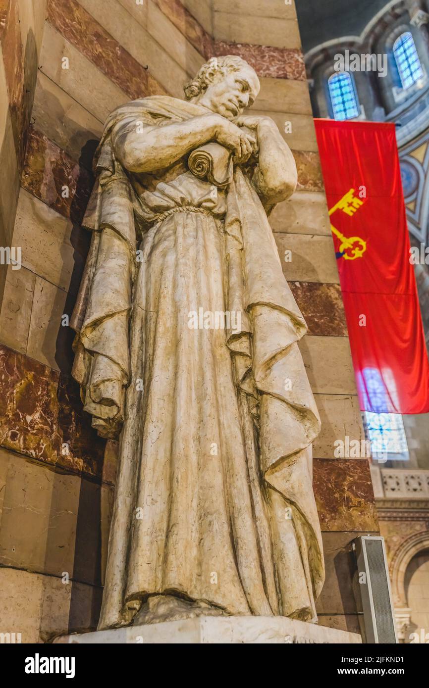 Saint matthew statue hi-res stock photography and images - Alamy