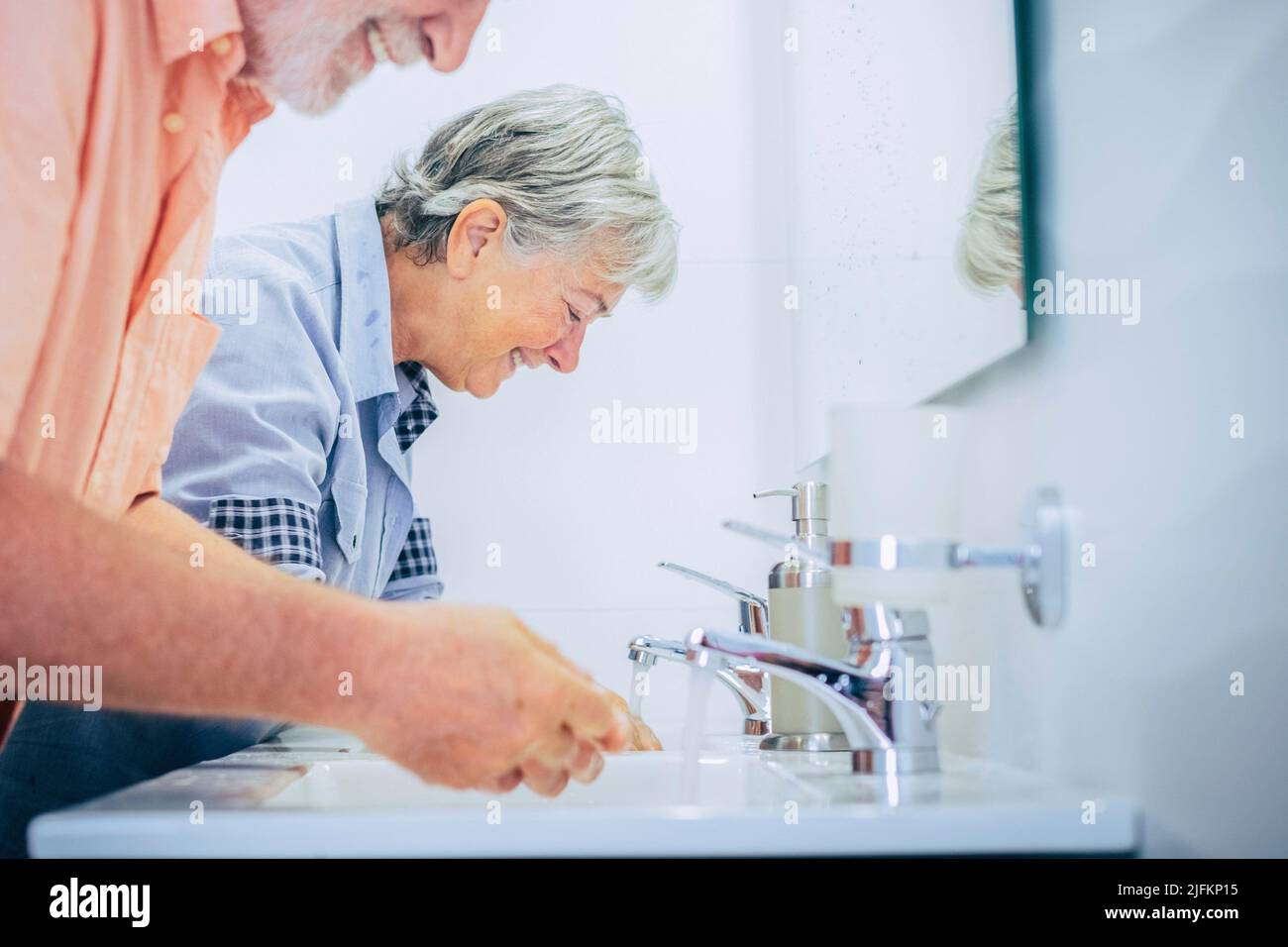 Man woman bath together hi-res stock photography and images - Alamy