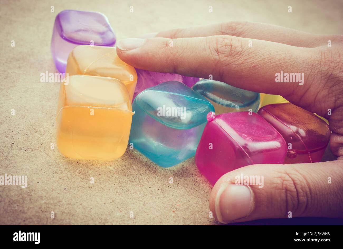 Hand holding ice cubes hi-res stock photography and images - Alamy