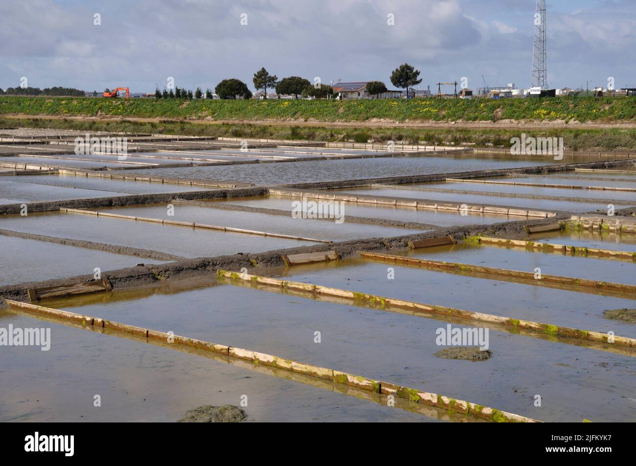 Salt production portugal hi-res stock photography and images - Alamy
