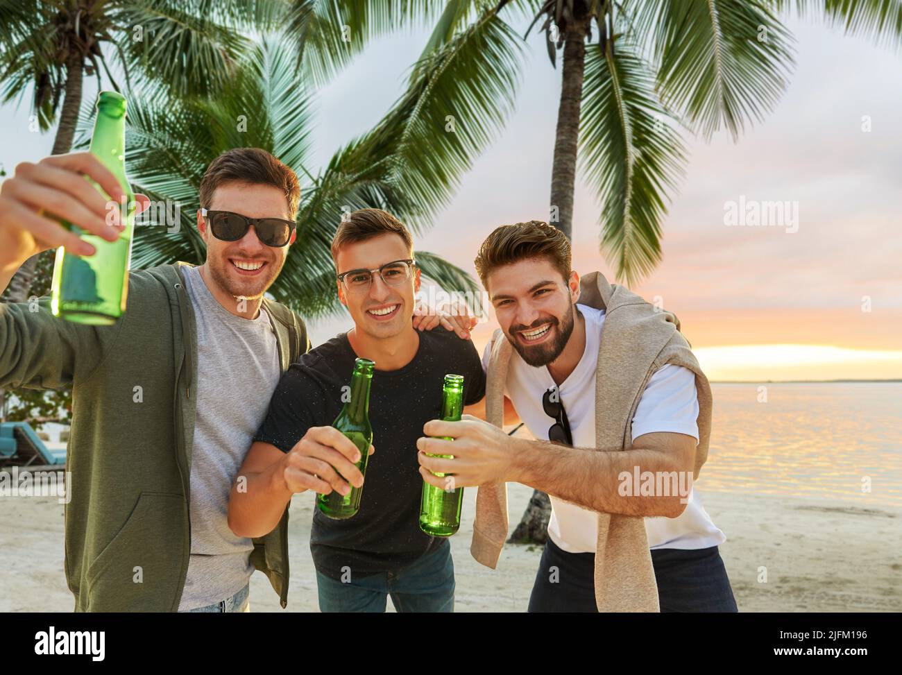Guy with beer beach hi-res stock photography and images - Alamy