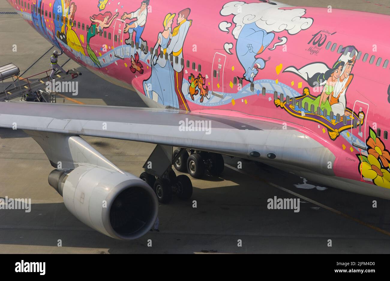 The JAL Jumbo Jet to commemorate Mikey Mouse and Disney world was ...