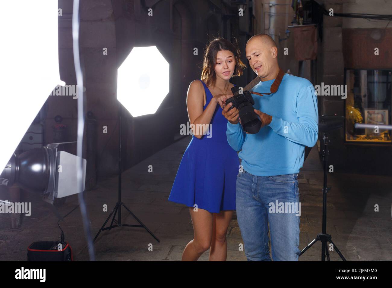 Photographer talking to smiling female model Stock Photo - Alamy