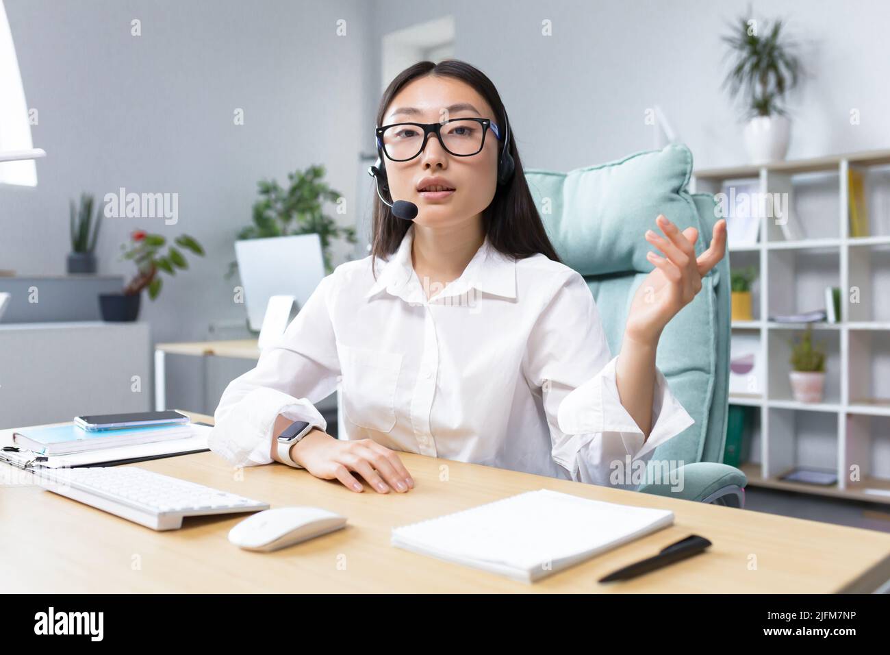 Video chat customers young woman hi-res stock photography and images ...