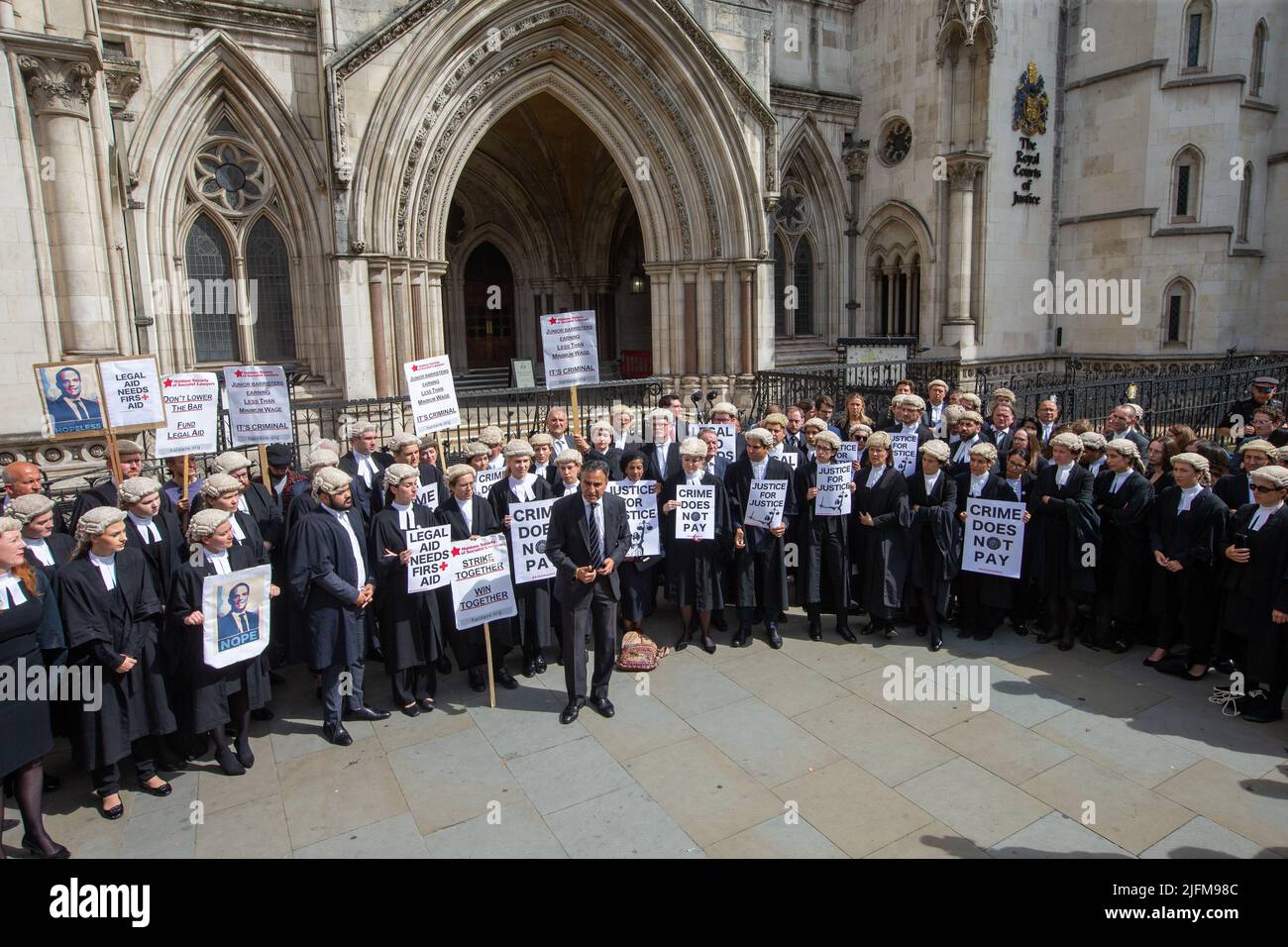 London, England, UK. 4th July, 2022. Barristers continue strike action ...