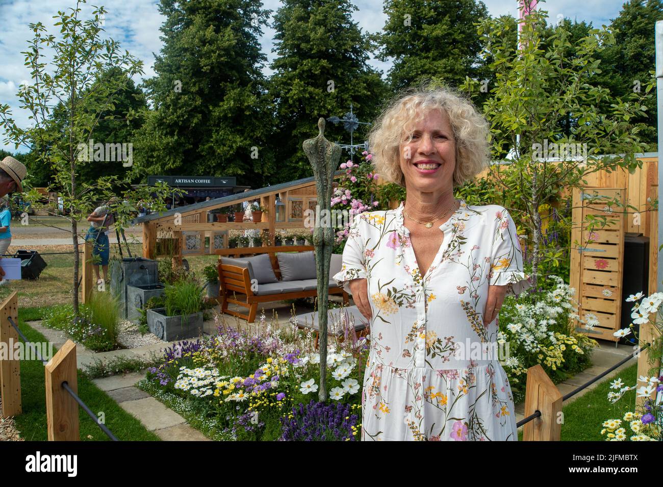 Knolling with daisies hi-res stock photography and images - Alamy