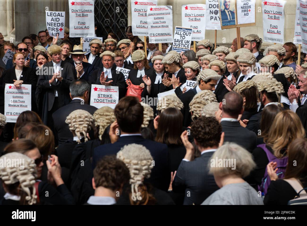News courts barrister hi-res stock photography and images - Alamy