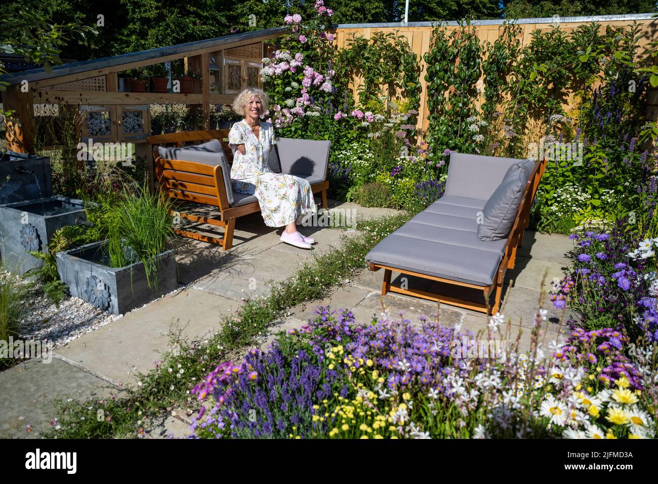 London, UK. 4 July 2022. Designer Sue Kent in her #KnollingWithDaisies ...