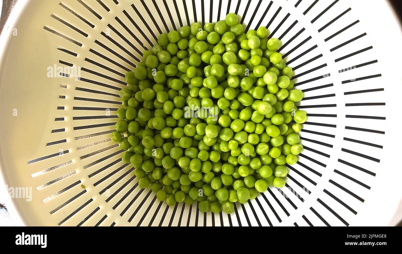 Close up green cleaned pea hi-res stock photography and images - Alamy