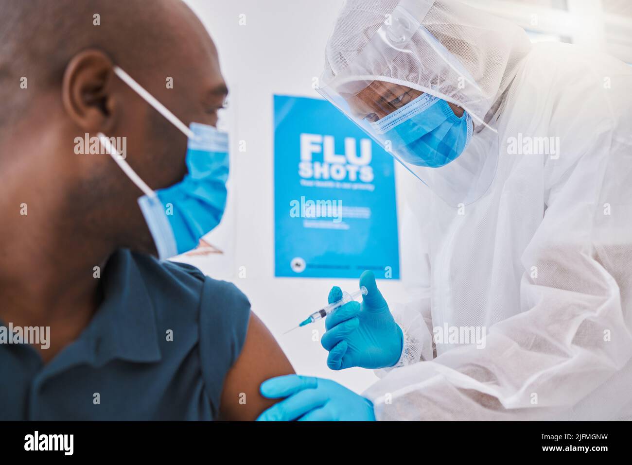 African doctor injecting hi-res stock photography and images - Alamy