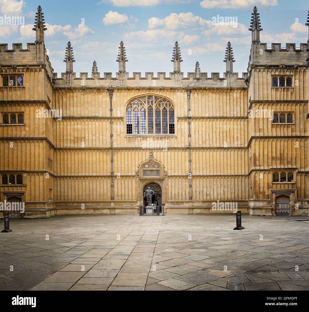 The courtyard quad quadrangle of the Bodleian library at Oxford ...