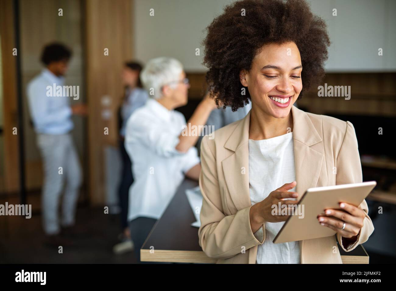 Black woman in office hi-res stock photography and images - Alamy