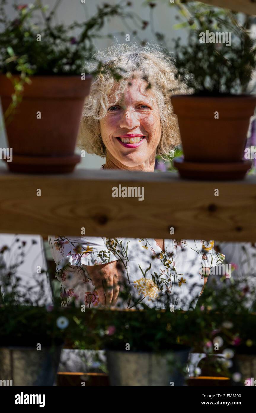 London, UK. 4th July, 2022. BBC Gardener's World presenter Sue Kent on ...
