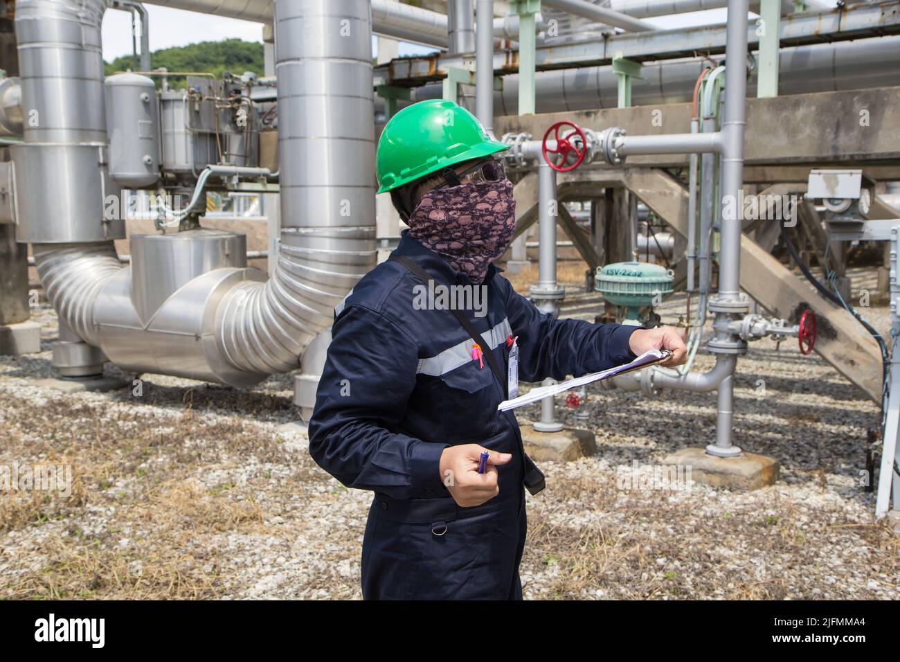 Male worker inspection visual pipeline oil and gas Stock Photo - Alamy