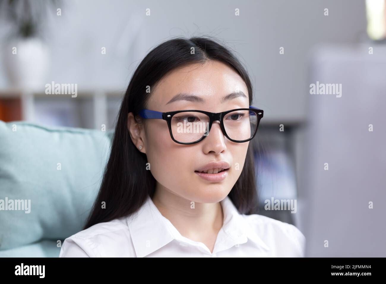 Person looking at monitor hi-res stock photography and images - Alamy