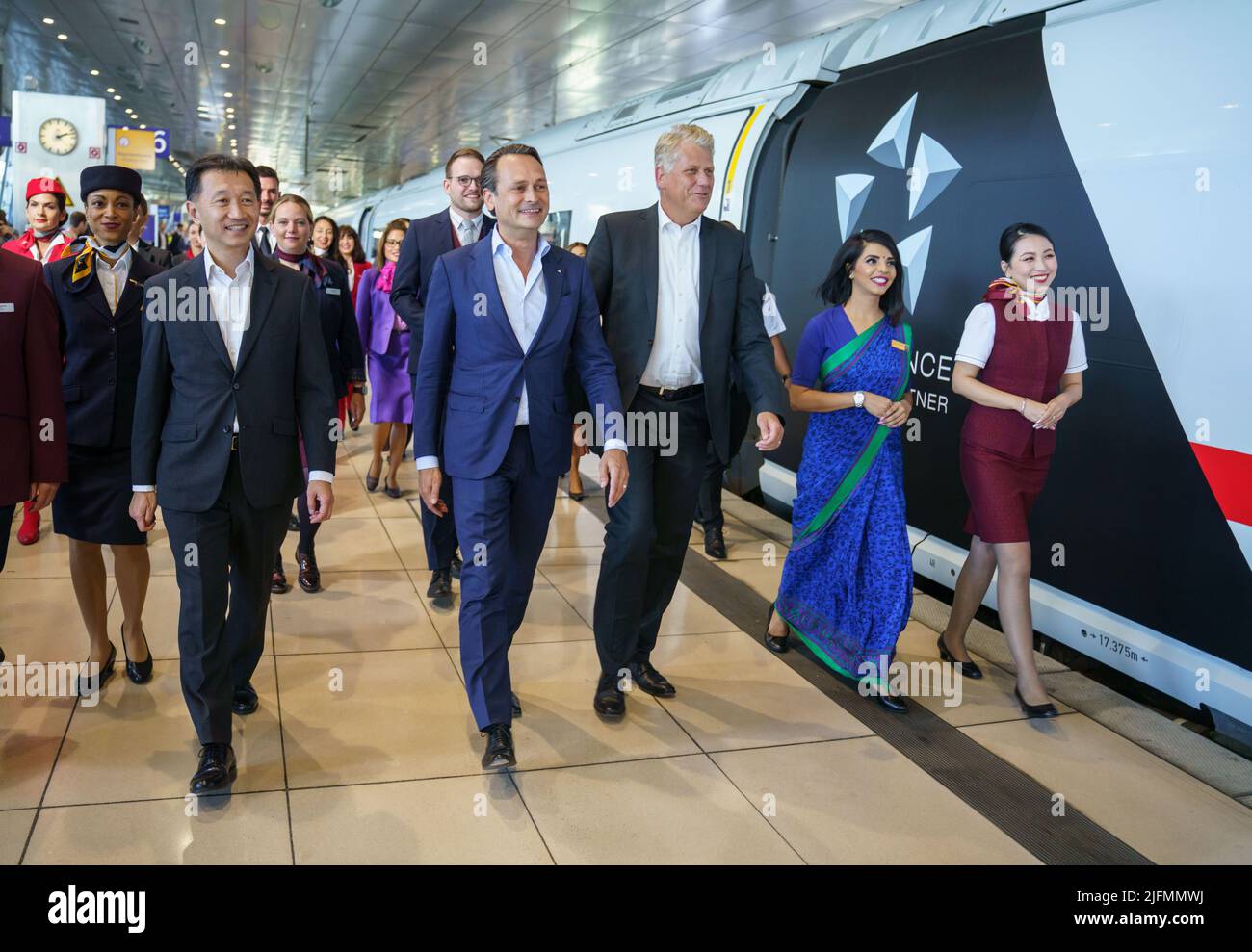 04 July 2022, Hessen, Frankfurt/Main: Star Alliance CEO Jeffrey Goh (l ...