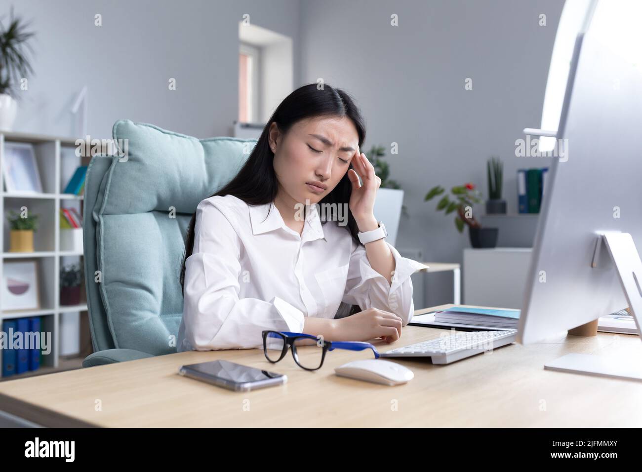 People sad at their desk work hi-res stock photography and images - Alamy