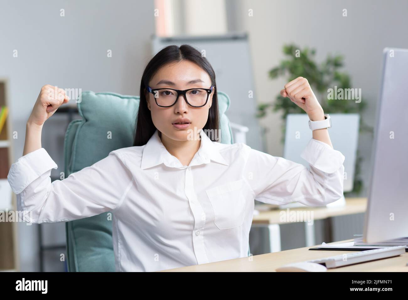 Powerful business woman hi-res stock photography and images - Alamy