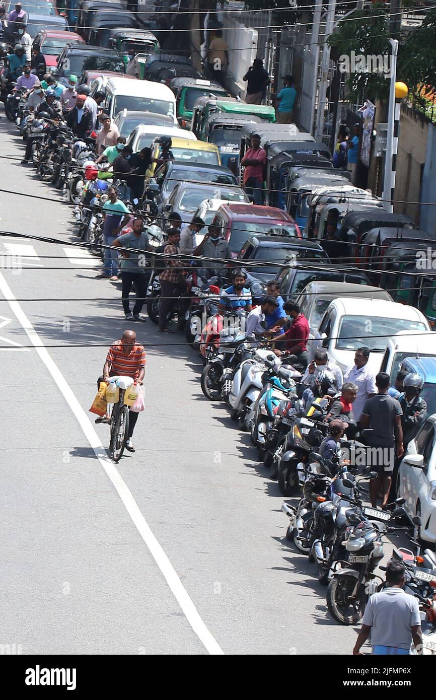 Fuel queues sri lanka hi-res stock photography and images - Alamy