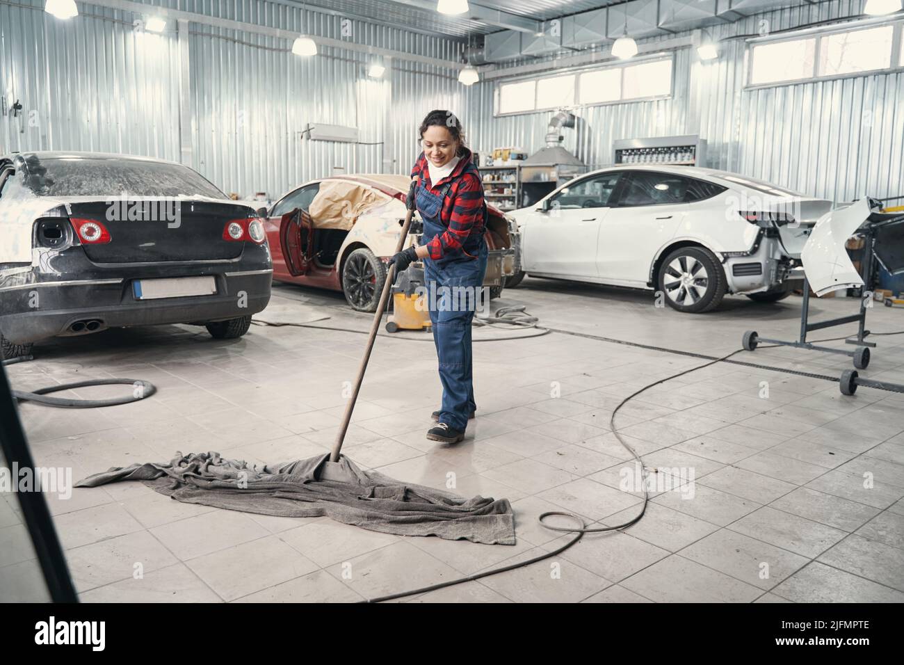 Car mechanic in workshop cleaning hi-res stock photography and images ...