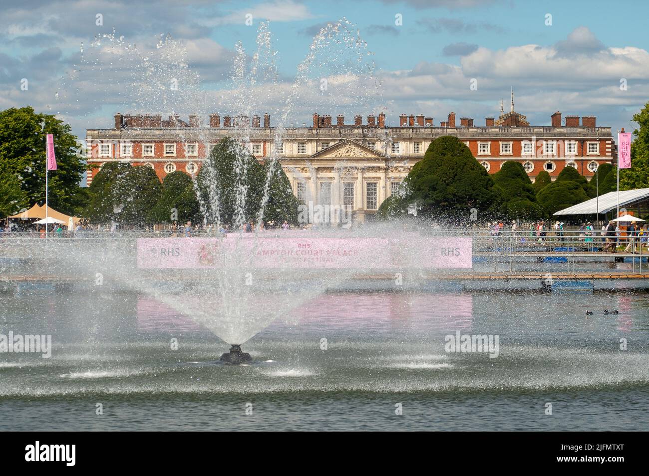 East Molesey, Surrey, UK. 4th July, 2022. A warm sunny morning on the ...