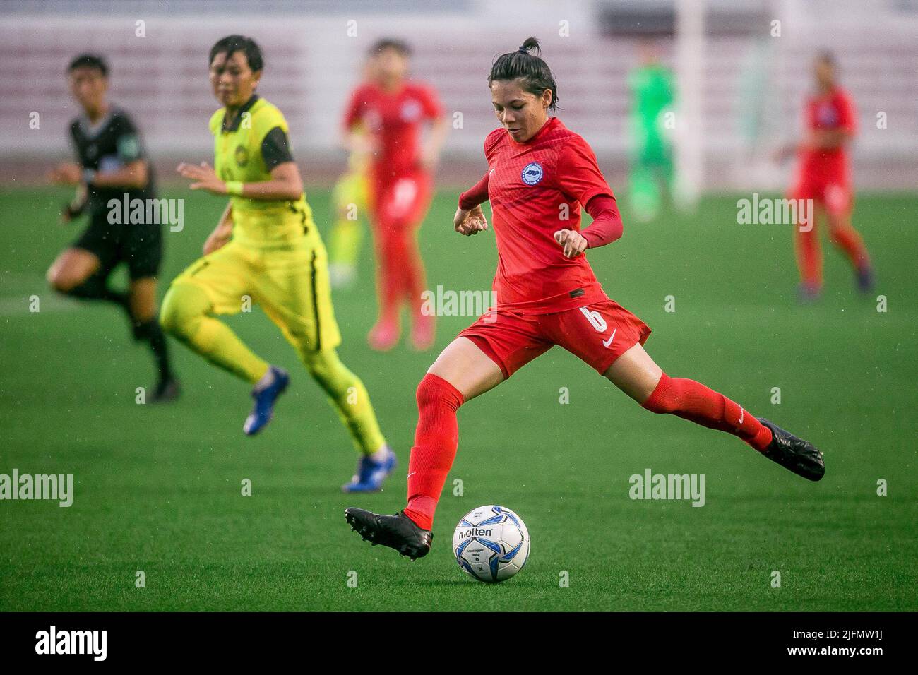 (220704) -- MANILA, July 4, 2022 (Xinhua) -- Singapore's Nur Farhanah ...