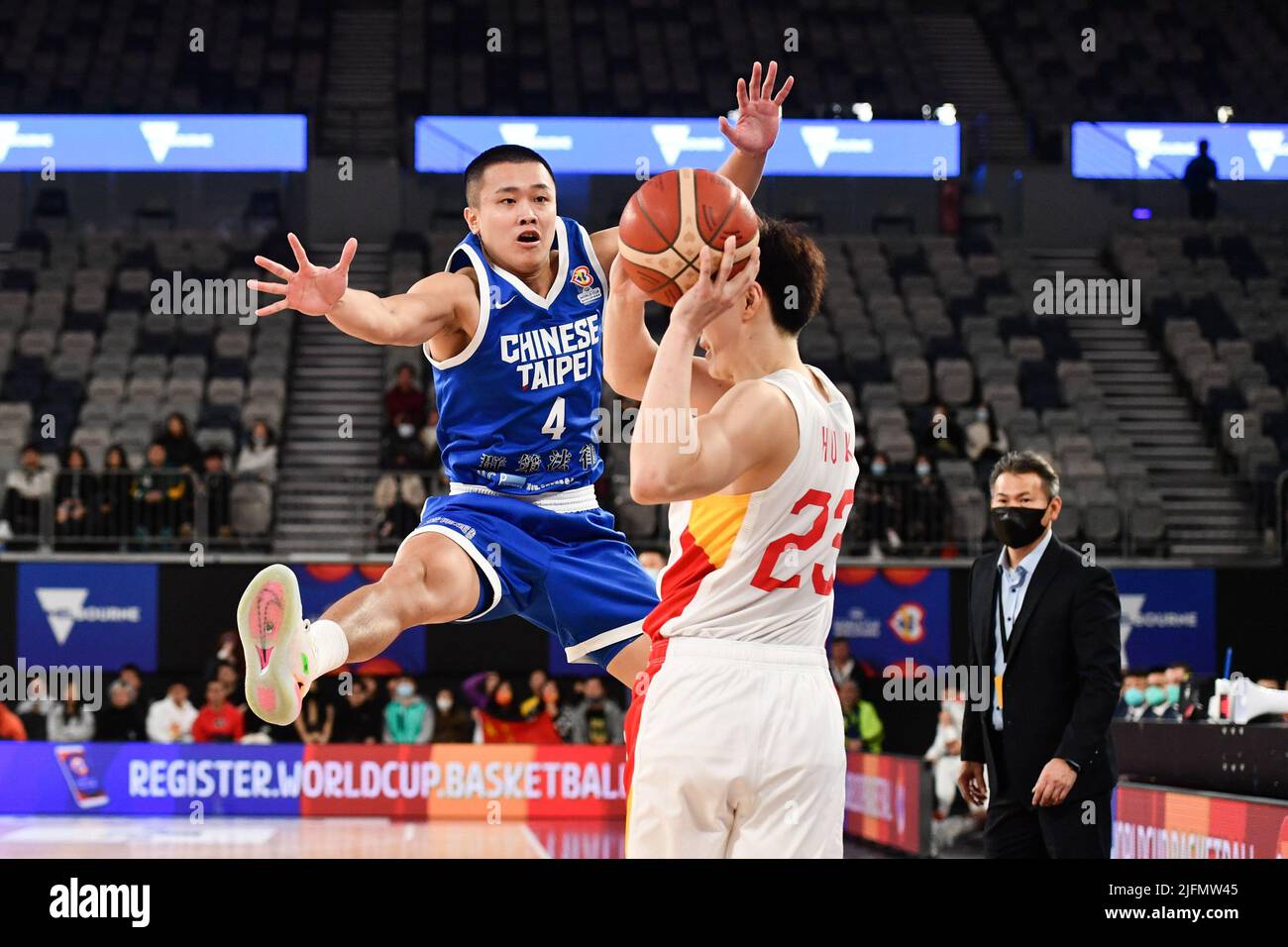 Melbourne, Australia. 4th July, 2022. Chen Yu Wei (L) of Chinese Taipei blocks Hu Mingxuan of ...