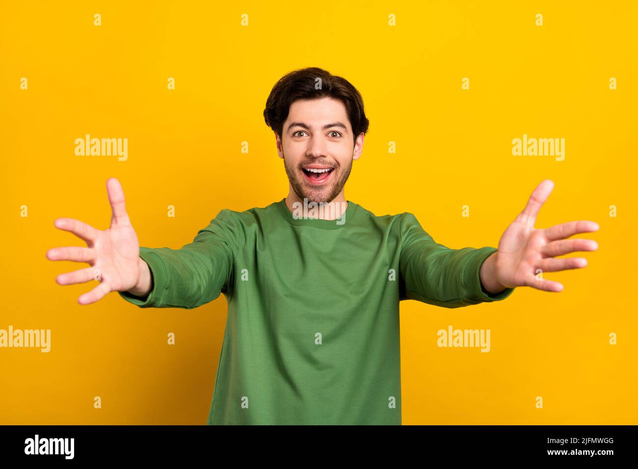 Photo of young happy amazed cheerful man open hands you welcome smile ...