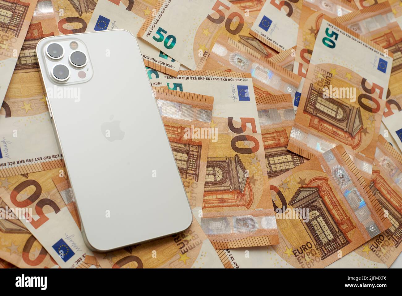 Banknotes technology hi-res stock photography and images - Alamy