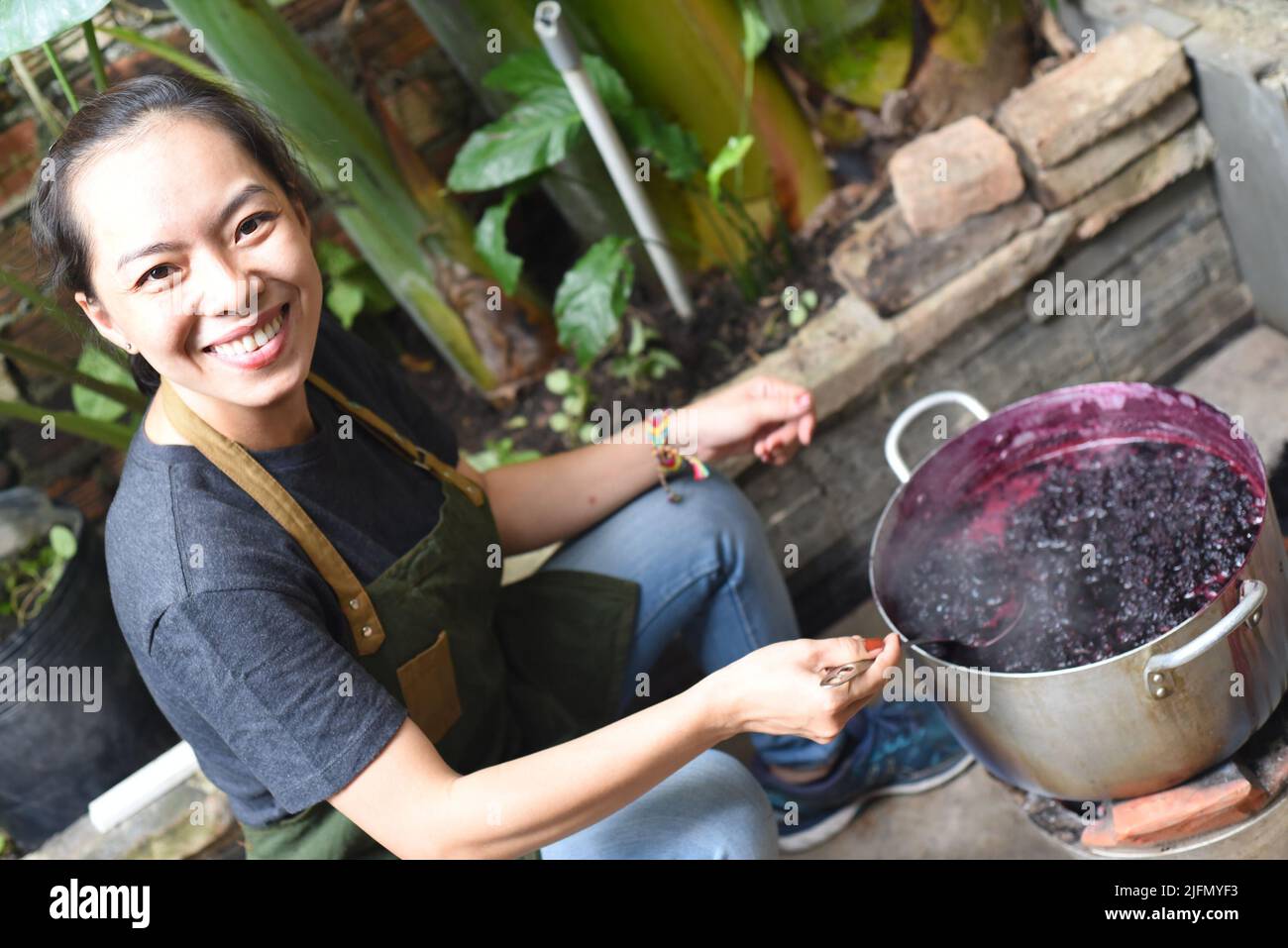 Vietnamese woman cooking hi-res stock photography and images - Alamy