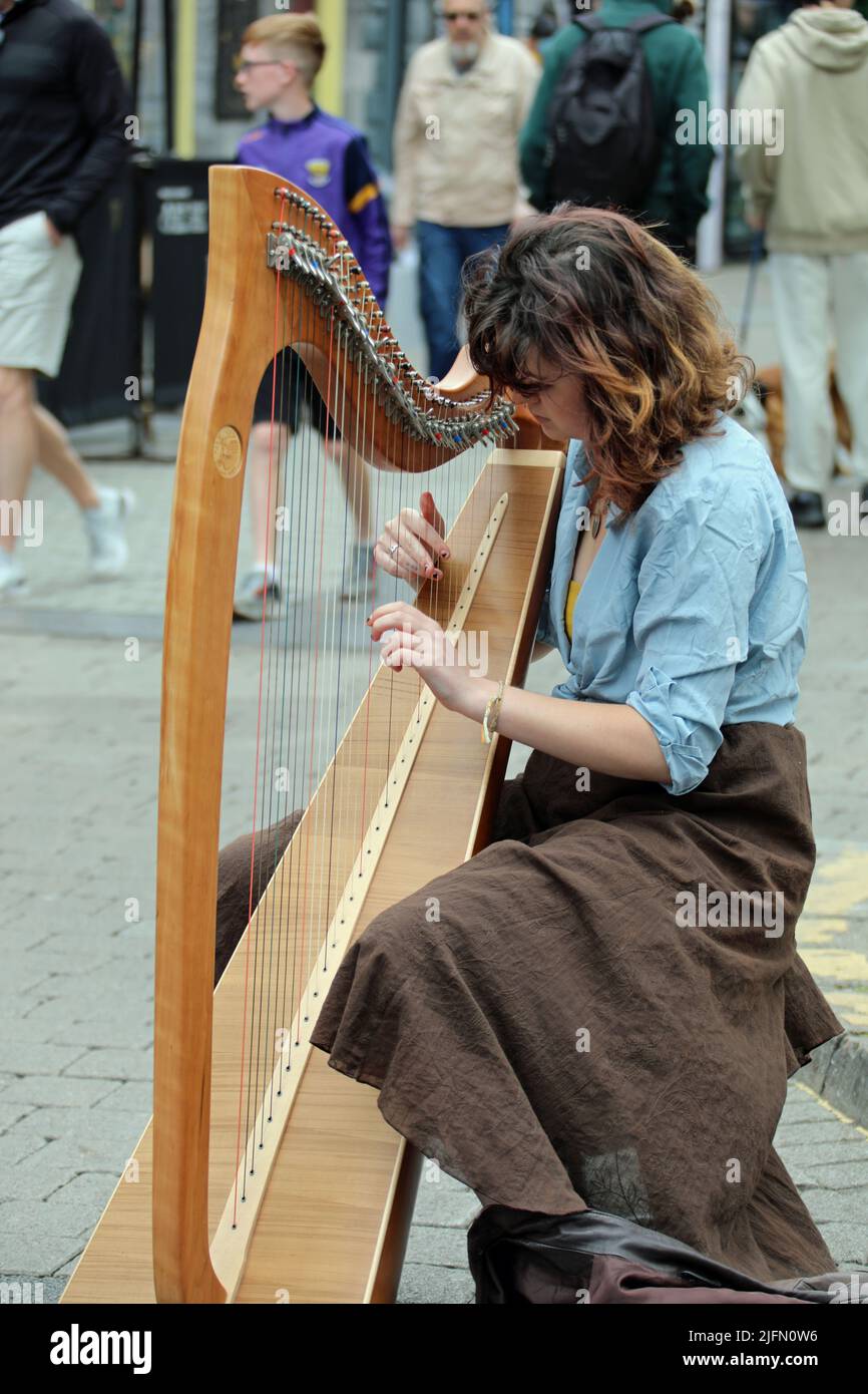 Street musician playing the harp at Galway in the West of Ireland Stock ...