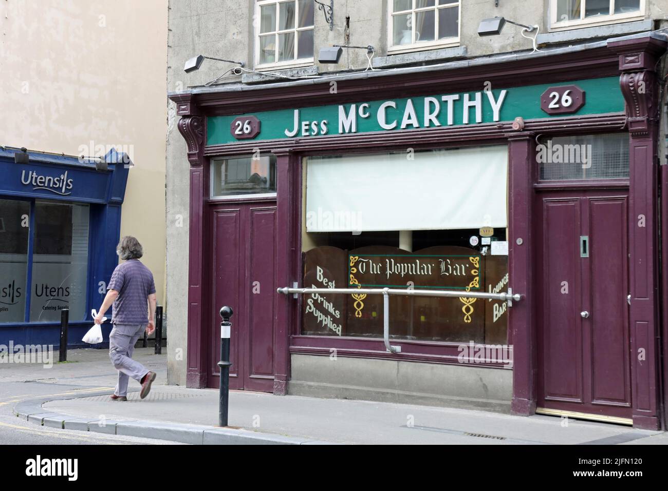 Traditional Irish pub at Tralee in County Kerry Stock Photo - Alamy