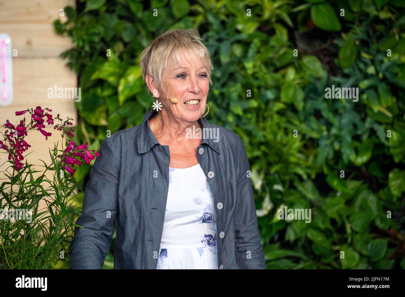 Tv presenter carol klein hi-res stock photography and images - Alamy