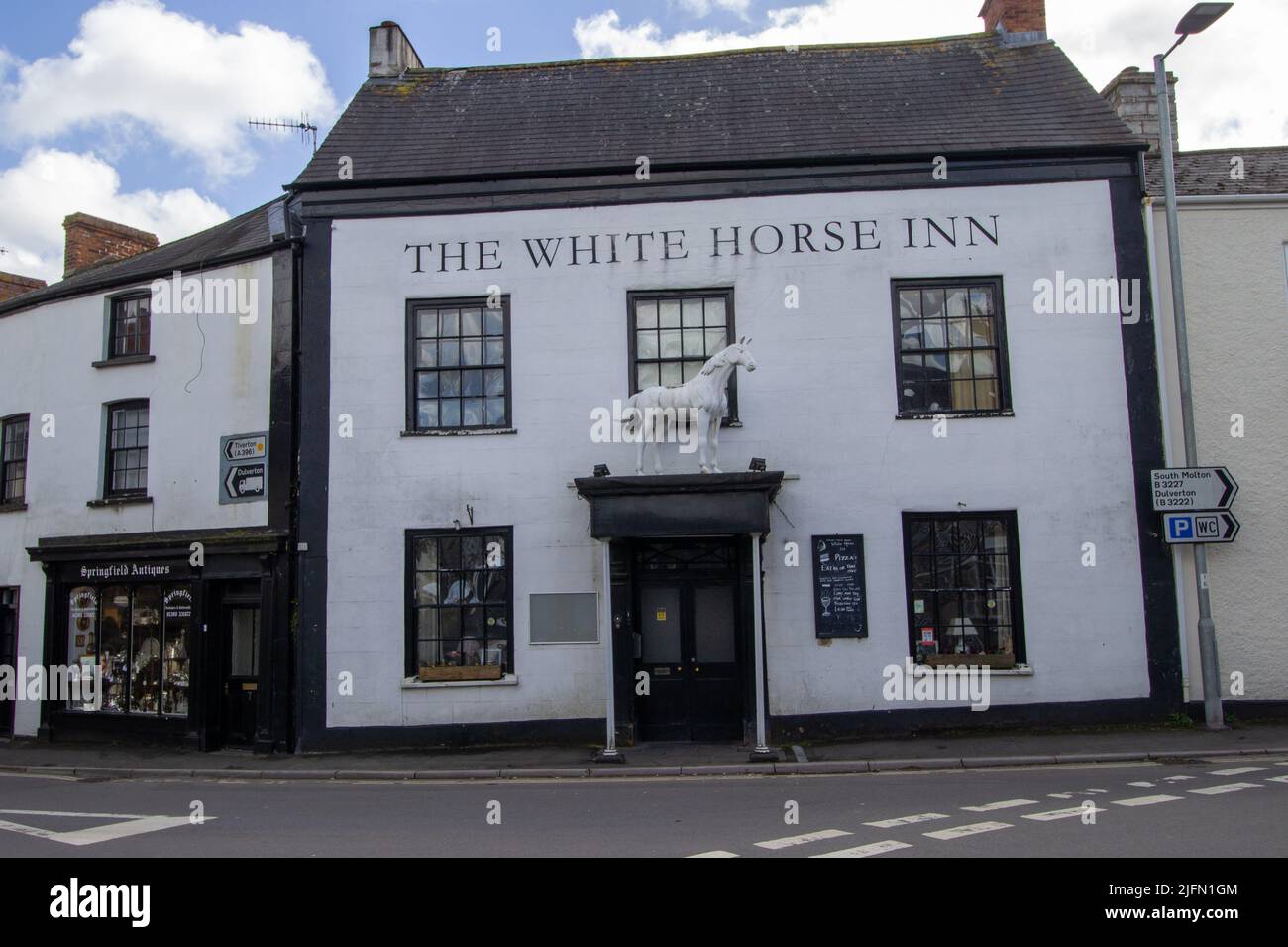 BAMPTON, DEVON, UK - APRIL 7, 2022 front view of The White Horse In on ...