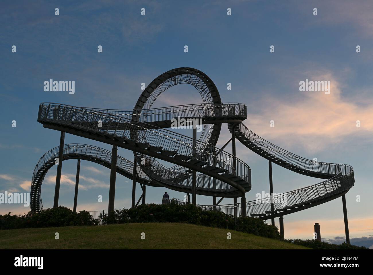 Walkable Tiger and Turtle roller coaster sculpture on Magic Mountain ...