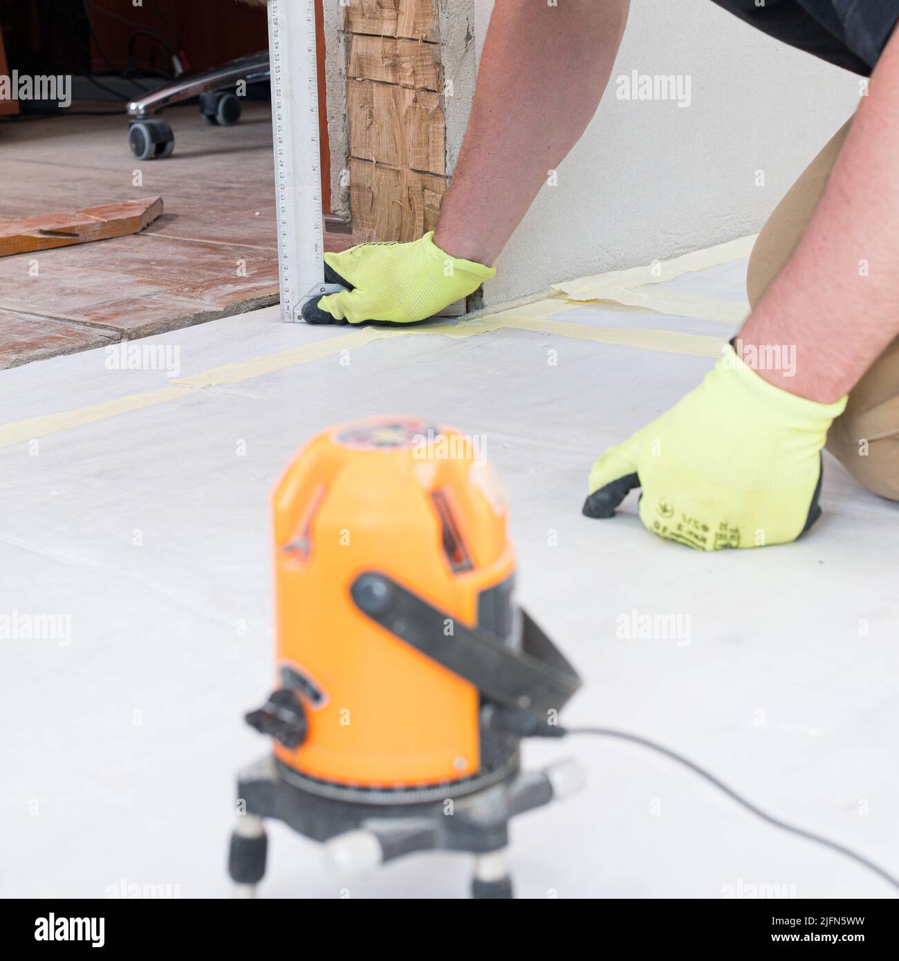 Installation of interior doors, measurement of the vertical plane using ...