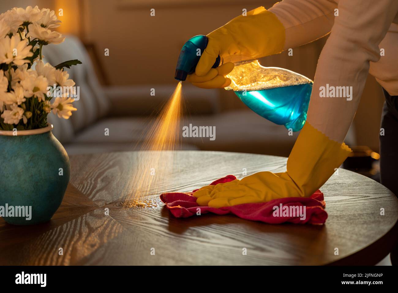 Wiping table hi-res stock photography and images - Alamy