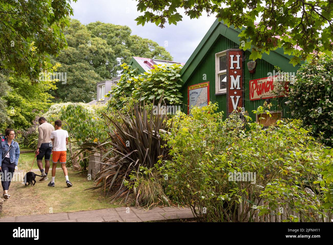 Eel Pie Island on River Thames at Twickenham, Richmond. Home to artists ...