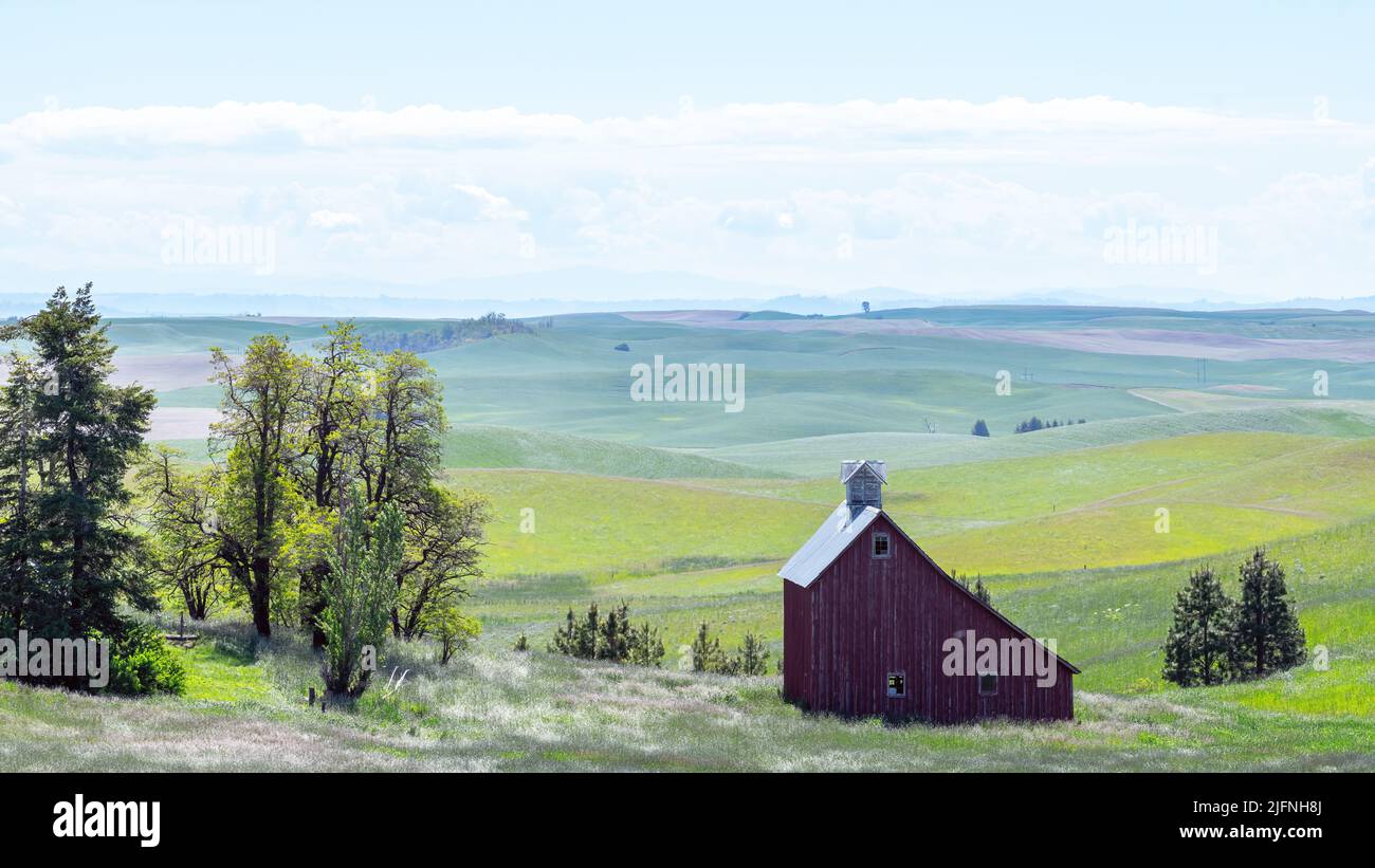 Classic red barn hi-res stock photography and images - Alamy
