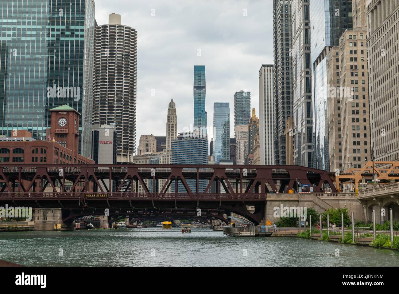 Chicago wells street bridge hi-res stock photography and images - Alamy