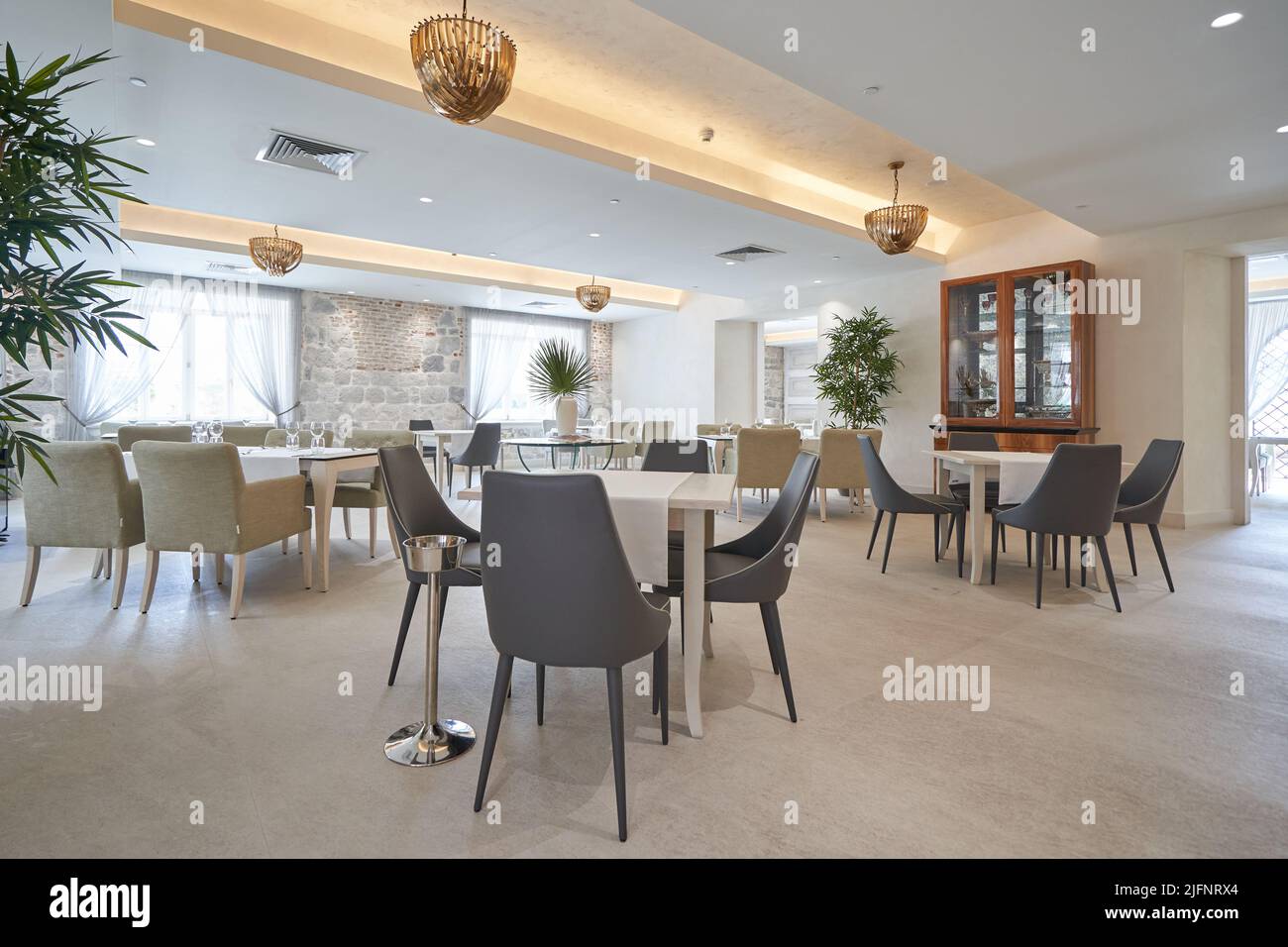 Cozy restaurant interior hi-res stock photography and images - Alamy