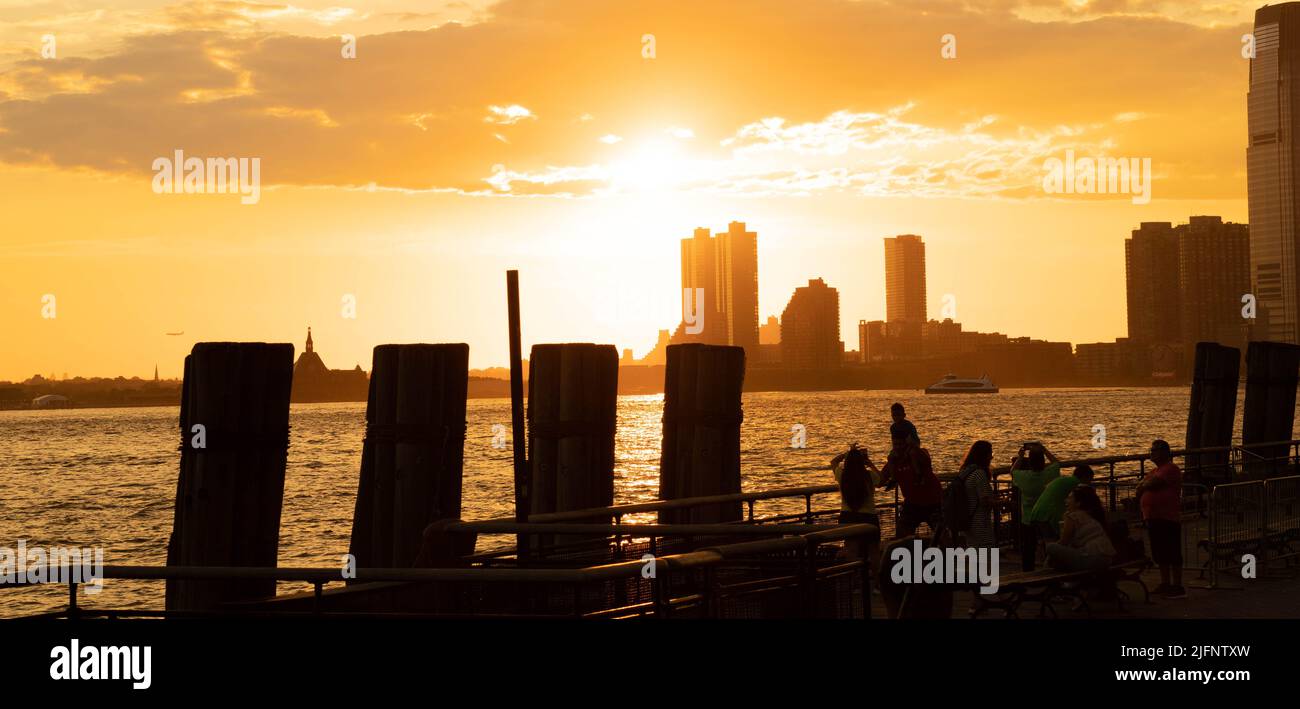 lower manhattan. south ferry manhattan. June 2022 Stock Photo - Alamy