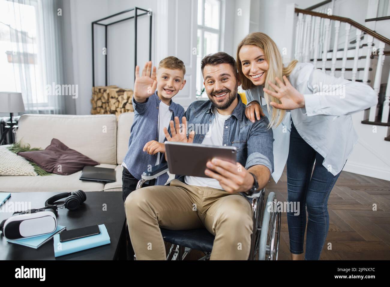 Father child waving hello camera hi-res stock photography and images ...