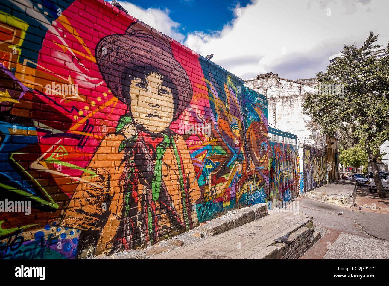 Wand mit Graffiti in La Candelaria in Bogota, Kolumbien Stock Photo - Alamy