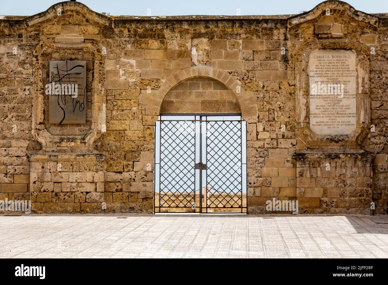 Ancient gates hi-res stock photography and images - Alamy