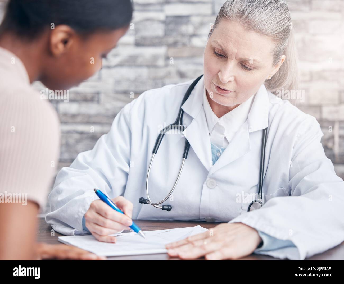 Doctor explaining medical procedure hi-res stock photography and images ...