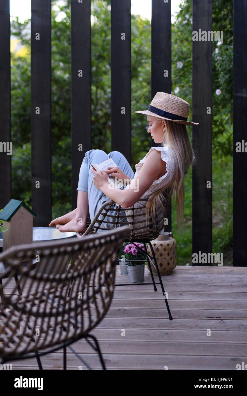 Reading summer terrace fashion hi-res stock photography and images - Alamy